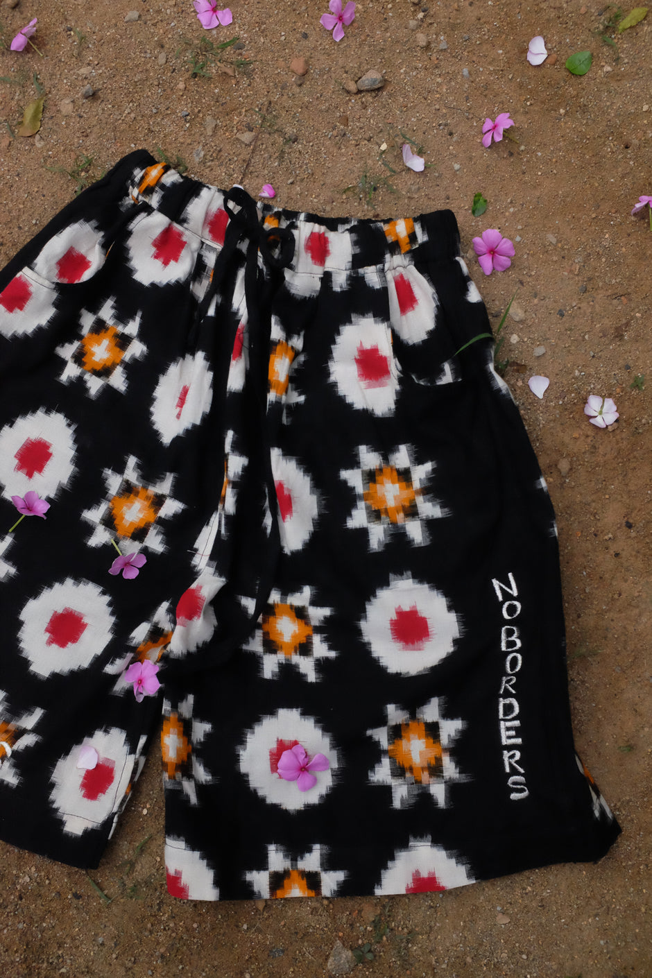 NO BORDERS – NO BORDERS SHOP